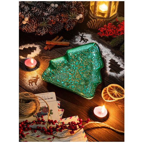 Новый год/ Подарки на новый год/ Блюдо 24х19х2,5 см Elan Gallery Елочка, зеленое с золотистым орнаментом
