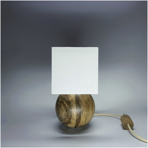 Дизайнерская настольная лампа с белым абажуром