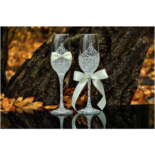Свадебные бокалы "Горько" для жениха и невесты на свадьбу с ажурной белой росписью и бантами цвета айвори