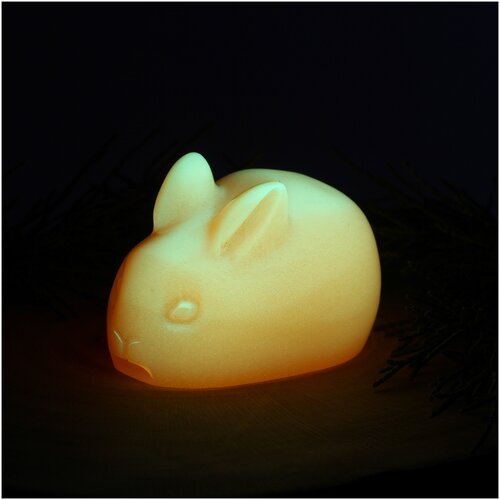 Фигурка кролика декоративная светится в темноте / Коктейль Чудес / Chrom (Персиковый) / из эпоксидной смолы с люминофором