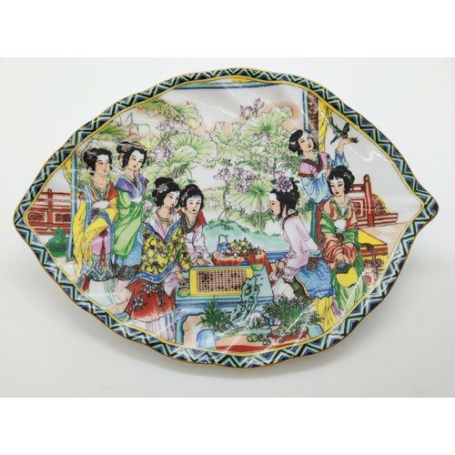 Тарелка сервировочная в форме листа с изображением жанровой сценки, фарфор