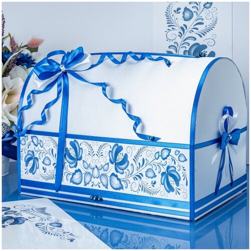 Свадебный сундучок для купюр и подарков "Гжель" белого цвета с синими атласными лентами, гжельскими узорами и двойными бантами из атласа