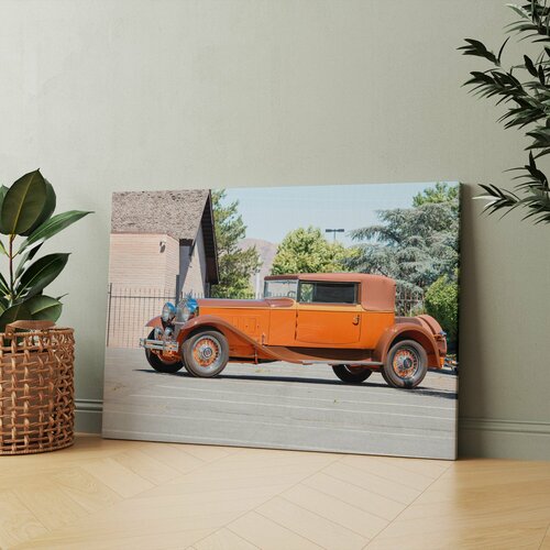 Картина на холсте "Оранжевый винтажный автомобиль, припаркованный на стоянке" 50x70 см. Интерьерная, на стену.