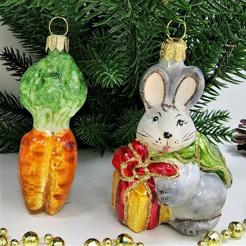 Набор авторских елочных игрушек из стекла Irena-Co Зайчик с подарком и морковь