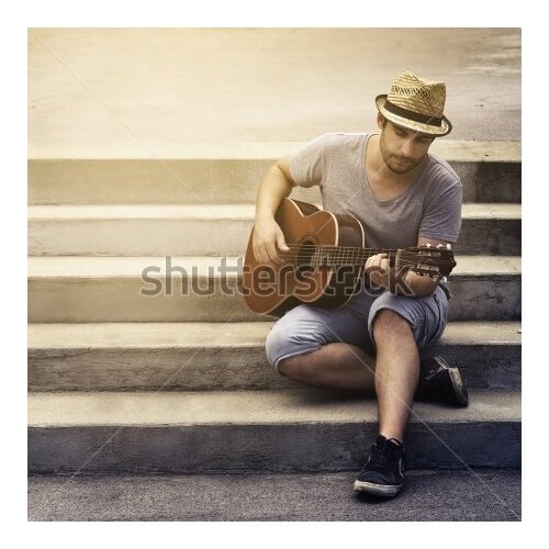 Постер на холсте Уличный музыкант с гитарой сидит на ступенях 40см. x 40см.