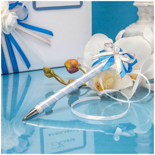 Свадебная ручка для росписи молодоженов в загсе "Морской бриз" с декором из белого и синего атласа