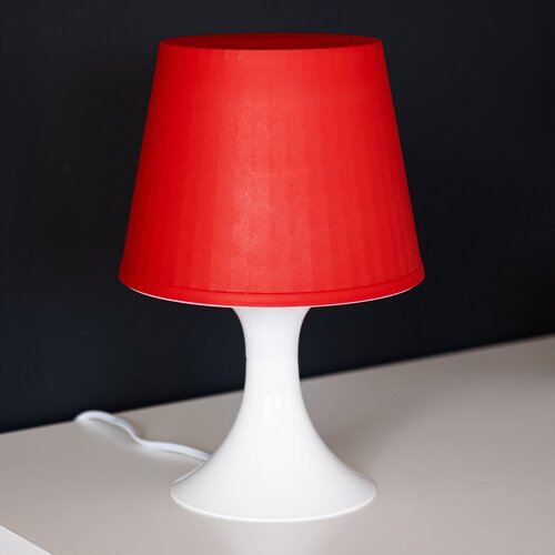 Настольный светильник-ночник с красным абажуром, Светильник прикроватный, Лампа настольная с абажуром