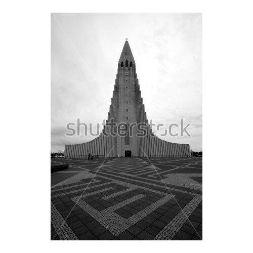 Постер на холсте Геометрия в современной архитектуре - церковь в форме космического корабля в стиле арт-деко в Рейкьявике (Исландия) 40см. x 60см.