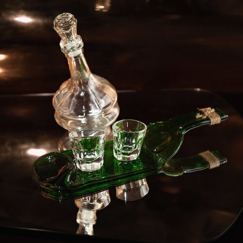 Подарочный набор - две стопки с гранями, круглый графин, блюдо (менажница) из зеленой винной бутылки серии Хмельное стекло
