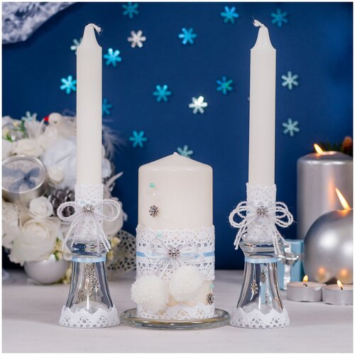 Комплект свадебных свечей для молодоженов "Зимние мотивы" с белыми помпонами, вязаным кружевом, голубыми лентами и металлическими снежинками