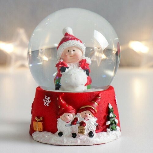 Стеклянный новогодний снежный шар "Малыш со снежным комом" 7х6,7х8,8 см