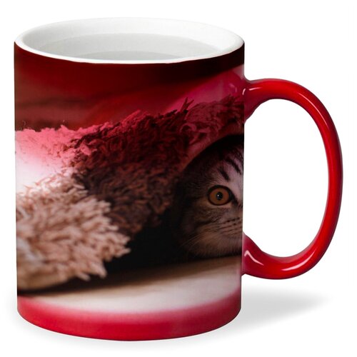 Кружка хамелеон красный CoolPodarok Котёнок под одеялом
