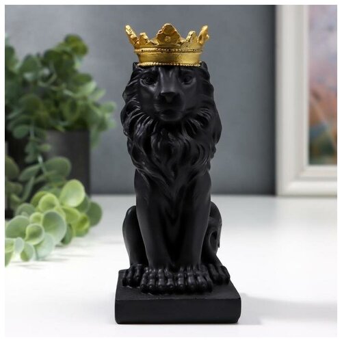 Сувенир полистоун "Чёрный лев в золотой короне" 13,8х5,8х8 см