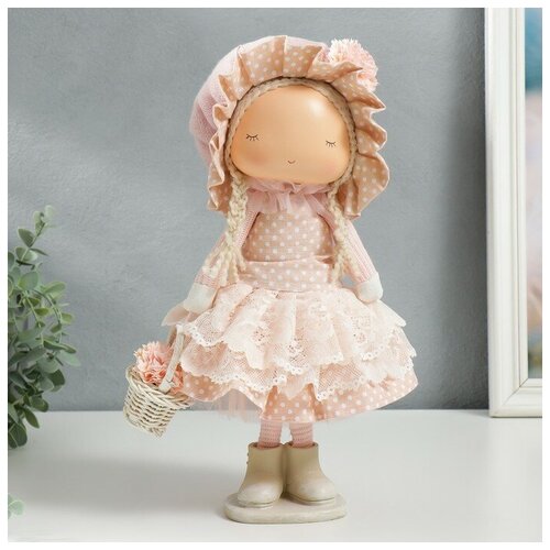 --- Кукла интерьерная "Малышка в чепчике и платье в горох, с корзиной цветов" 36х14х16 см