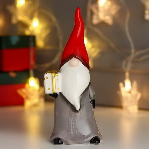 Сувенир керамика "Дед Мороз, серый кафтан, красный колпак, с подарком" 16.5х6х6.5 см