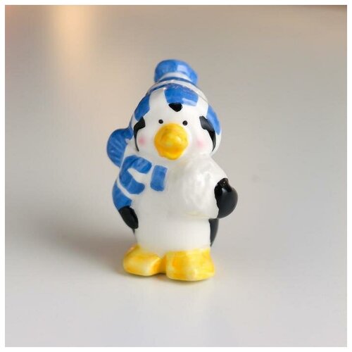 Сувенир керамика Пингвин, в вязаной полосатой синей шапке и шарфе, со снежком 8х4,5х5,5 см