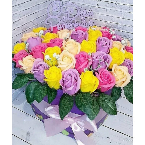 Подарок-композиция на день рождения: разноцветные мыльные розы
