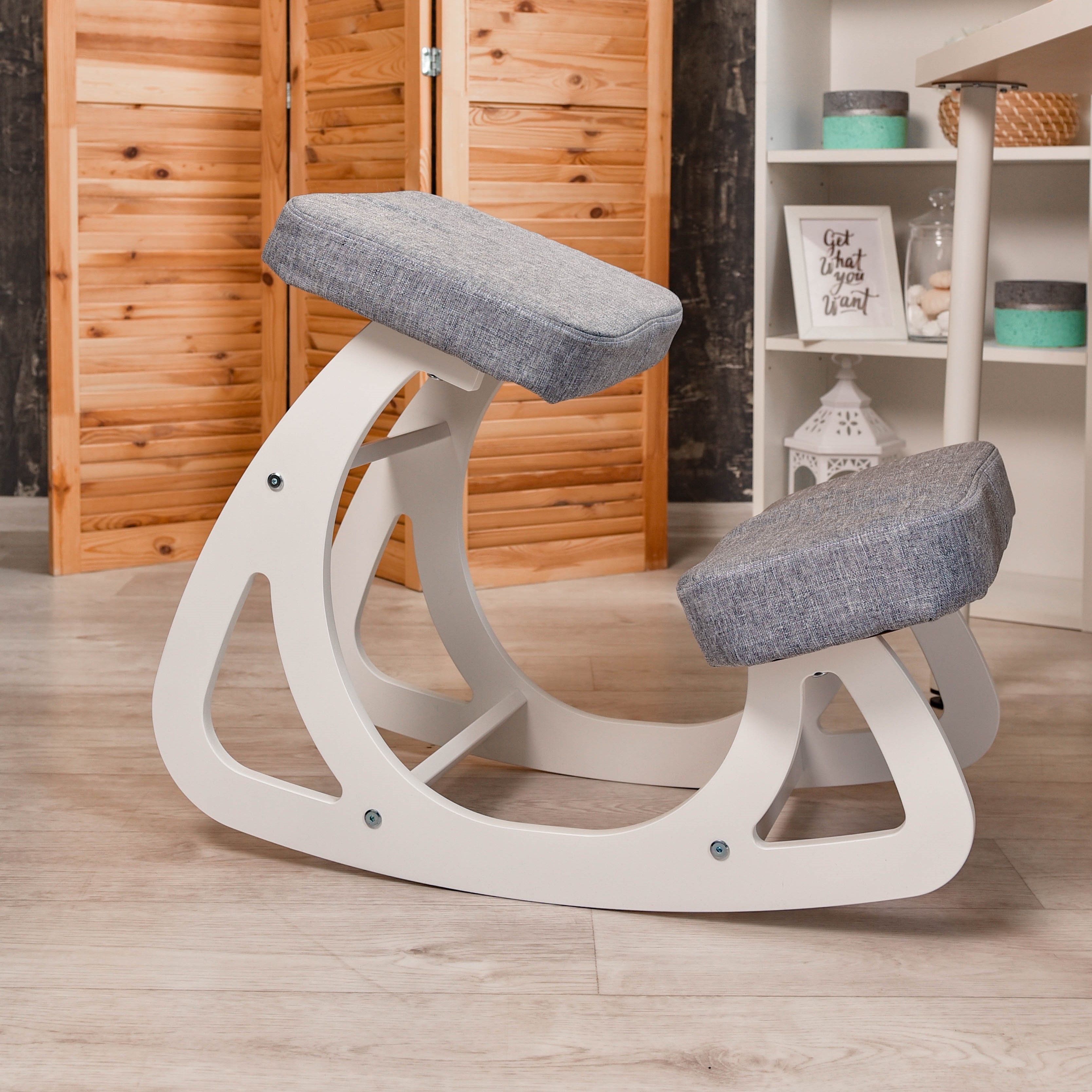 Балансирующий ортопедический коленный стул JetMama 420107 белый/серый